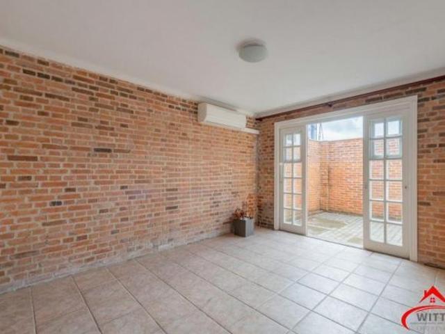 Casa com 4 dormitórios, suíte, churrasqueira e 4 vagas