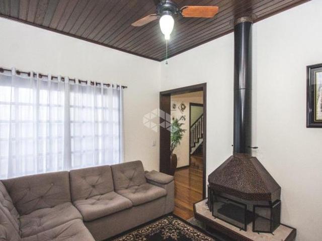 Casa com 4 dormitórios, suíte, lareira, churrasqueira, sacada, pátio e 3 vagas de garagem no bairro