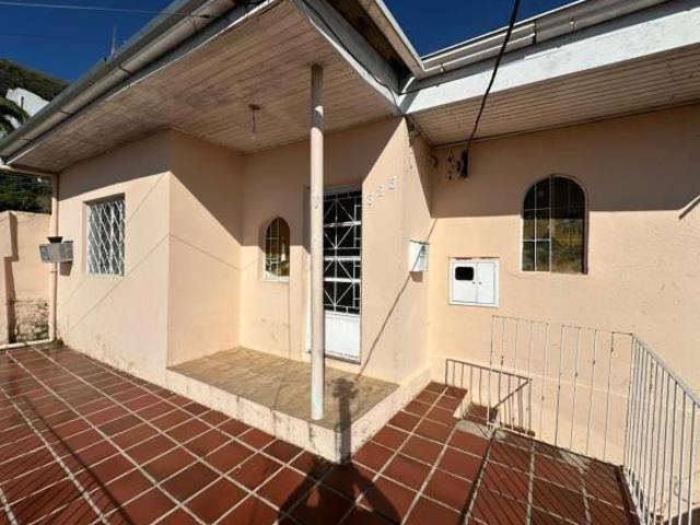 Casa com 4 dormitórios, suíte, piscina, churrasqueira e 2 vagas cobertas à venda