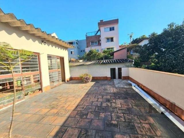 Casa com 4 dormitórios, sendo um suíte, 1ºpavimento conta com garagem e um apartamento independente
