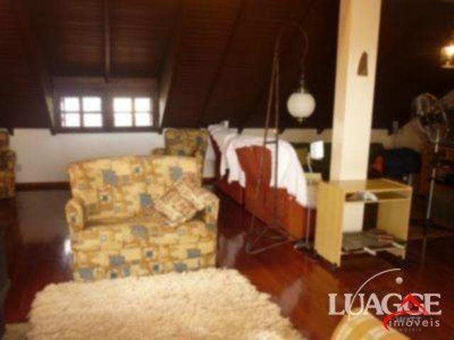 casa com 4 dormitórios, sendo uma suíte, e 530 area privativa