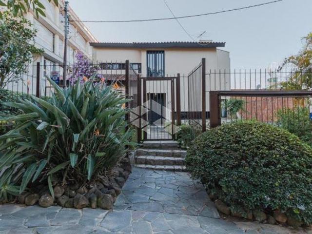 Casa com 4 dormitórios, sendo 1 suíte e 4 vagas no bairro Três figueiras