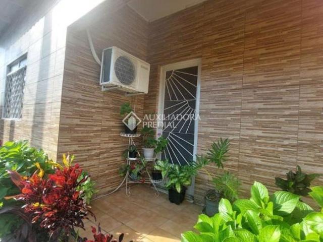 Casa com 4 dormitórios, sendo 1 suíte, sala, cozinha e sala de jantar,garagem para 2 carros
