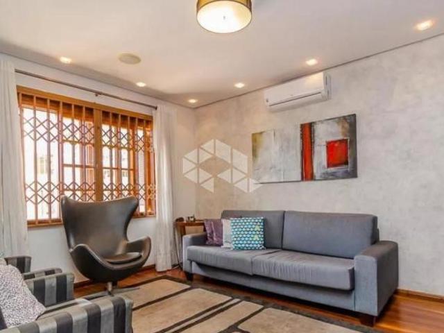 Casa com 4 dormitórios, sendo 2 suites, com 412 m2 na Medianeira