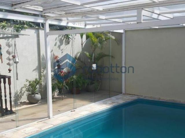 CASA COM 4 DORMITÓRIOS SENDO 2 SUITES E 4 VAGAS DE GARAGEM NO MORUMBI!