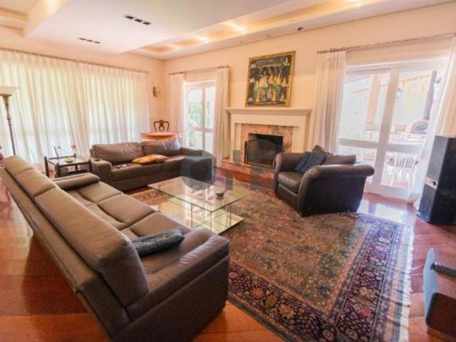 Casa com 4 dormitórios, sendo 2 suítes para venda ou locação na região Granja Viana Cotia