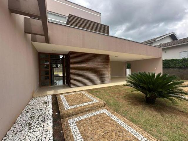 Casa com 4 Dormitórios sendo 2 Suítes, Piscina, Sauna, Escritório Planejado e 6 Vagas de Garagem