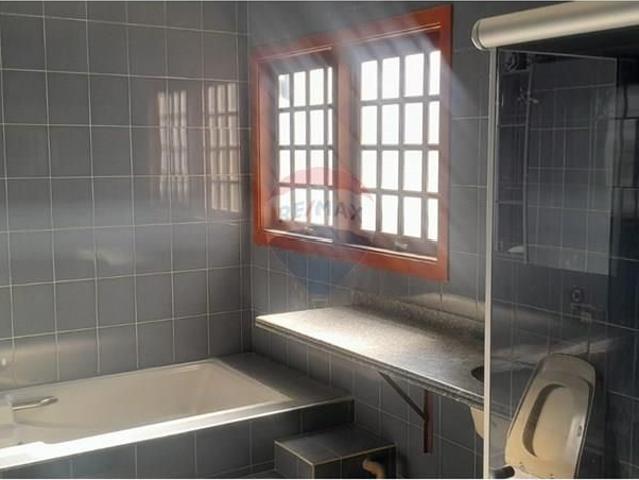 Casa com 4 dormitórios, sendo 2 suítes, 4 vagas para carro, quintal, jacuzzi