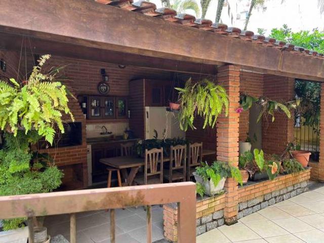 Casa com 4 dormitórios, sendo 3 suítes na praia da Enseada