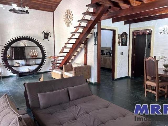 Casa com 4 dormitórios, sendo 3 suítes, com piscina, Jacuzzi, forno a lenha e churrasqueira. Condomí