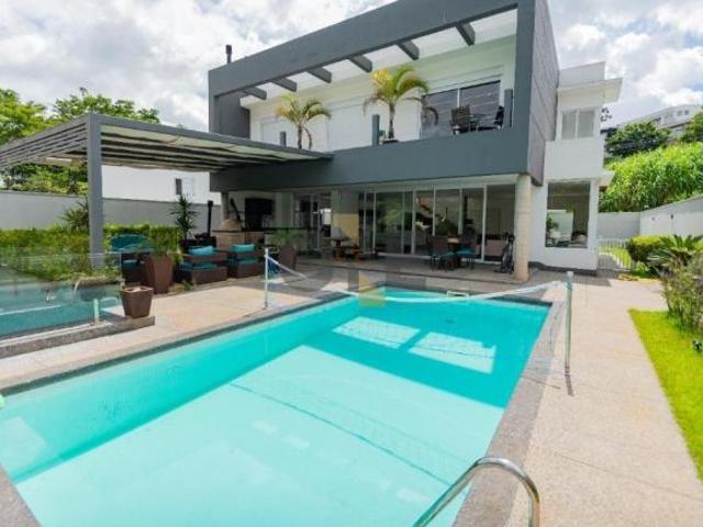 Casa com 4 dormitórios, sendo 4 suítes para venda ou locação Granja Viana Cotia SP