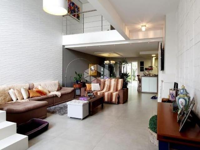Casa com 4 dormitórios,1 suíte, closet, sacada, 3 banheiros, lavabo, sala de estar, de jantar, churr