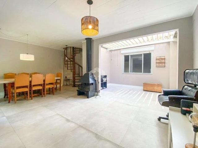 Casa com 4 dormitórios, 1 suíte e 2 vagas no bairro Jardim Itú Sabará em Porto Alegre RS!
