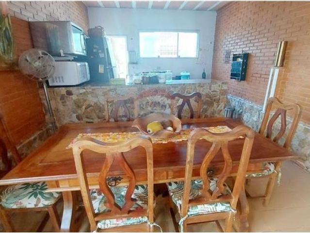 Casa com 4 dormitórios, 1 suíte, sala 2 ambientes, cozinha, área de serviço, piscina e Churrasqueira