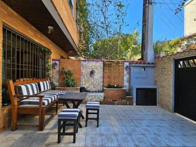 Casa com 4 dormitórios, 2 suites e 3 salas. 160 m2. Completa