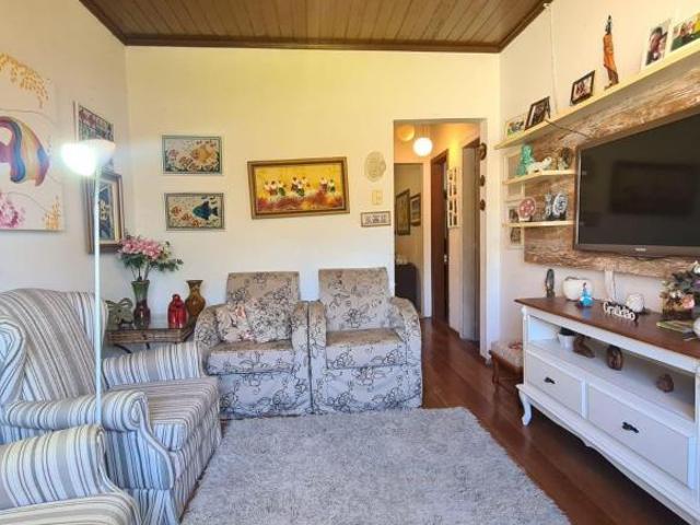 Casa com 4 dormitórios, 2 vagas e 300m² á venda