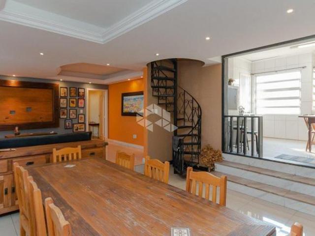 Casa com 4 dormitórios, 3 suítes, e dois amplos salões de festas