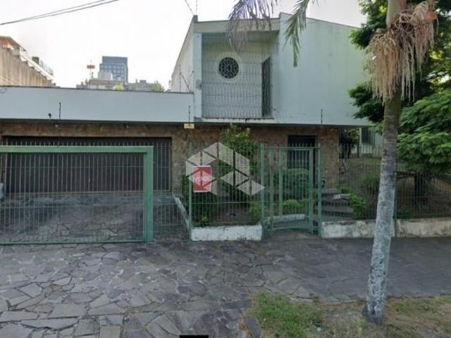 Casa com 4 dormitórios, 3 vagas cobertas de garagem no bairro Boa Vista próximo da Anita Garibaldi
