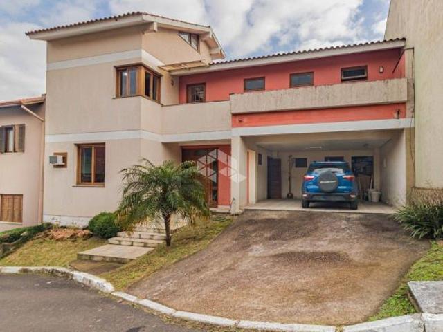 Casa com 4 dormitórios, 4 vagas com sacadas e terraço, no Bairro Cavalhada