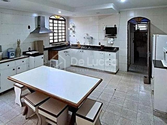 Casa com 4 dorms, 3 suítes, próxima à Lagoa do Taquaral, fácil acesso à Dom Pedr