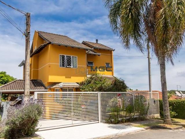 Casa com 4 Pavimentos e Piscina em Condomínio fechado