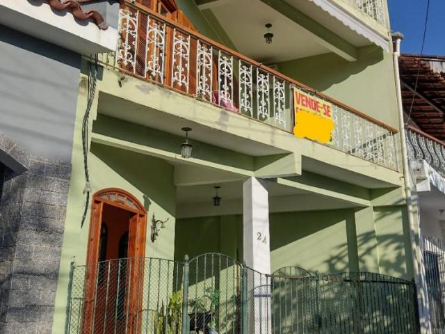 Casa com 4 pavimentos no Condomínio Praia do Jardim e com vista para o mar em Angra