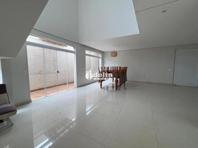 Casa com 4 quarto sendo 1 suíte disponível para locação no bairro Jardim das Palmeiras em Uberlândia