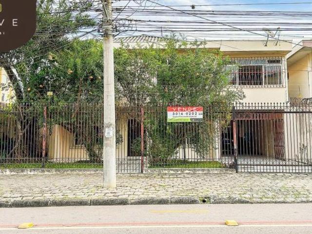 Casa com 4 quartos, 01 suíte, no bairro Água Verde!