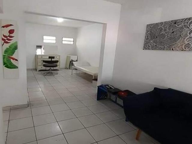 CASA COM 4 QUARTOS, 1 SUÍTE E SALÃO COMERCIAL AMPLO