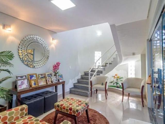 Casa com 4 Quartos, 2 Suítes, 4 Vagas de Garagem e Lazer Completo à Venda na SHVP Rua 8 – Vicente Pi
