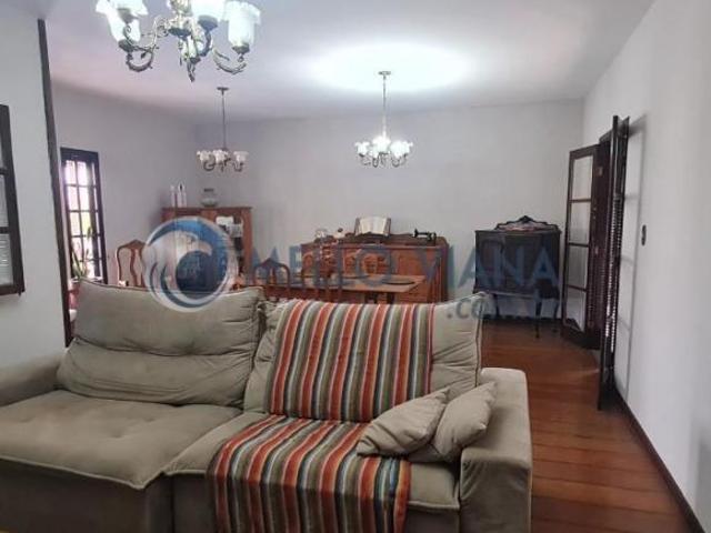Casa com 4 quartos 2 suites