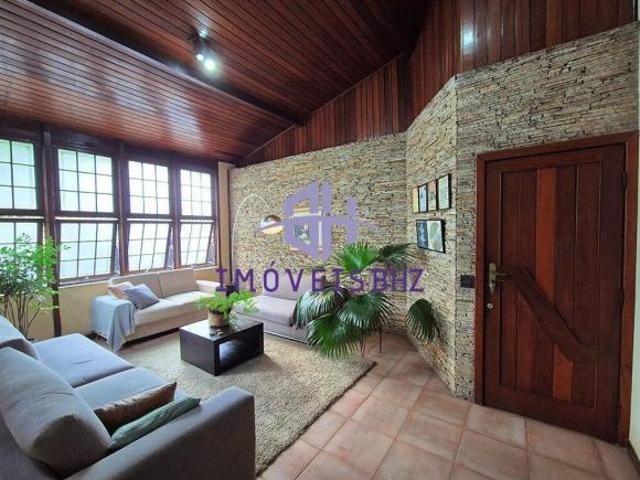 CASA COM 4 QUARTOS 2 SUITES PISCINA E 4 VAGAS NO CASTELO