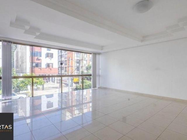 Casa com 4 quartos, 7 vagas e pátio no Bairro Higienópolis