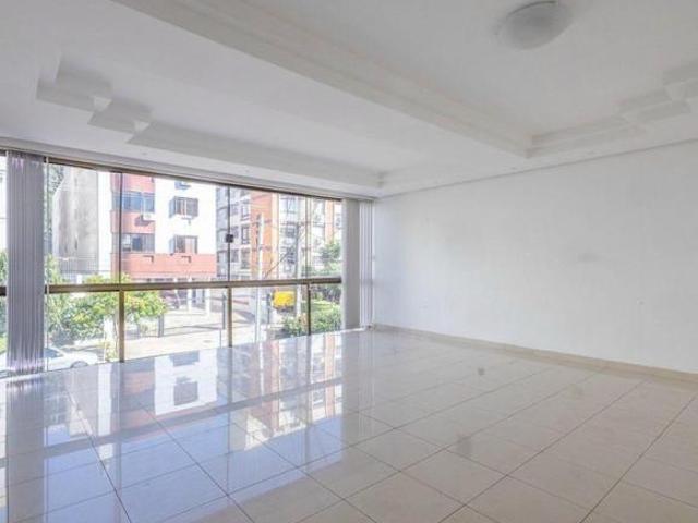 Casa com 4 quartos, 7 vagas e pátio no Bairro Higienópolis