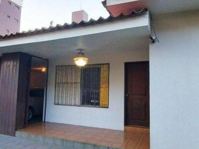 Casa com 4 quartos, 4 vagas e amplo pátio no Bairro Jardim Lindóia