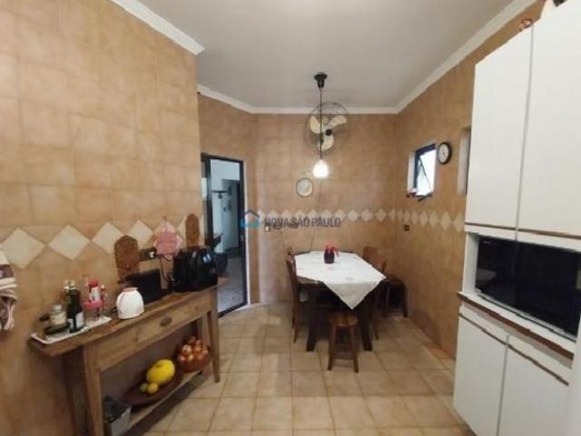 Casa com 4 quartos, 5 vagas e 4 banheiros à Venda 240 m² de área