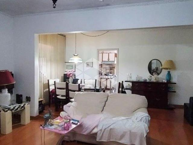 Casa com 4 quartos com 1 suíte, com lareira na sala, garagem para 4 carros, chur
