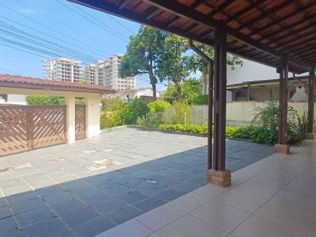Casa com 4 quartos, a 100 metros da praia