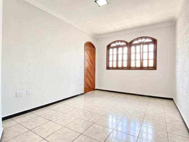 Casa com 4 Quartos à Venda, 180m², Jardim Leblon, próximo à Avenida Central