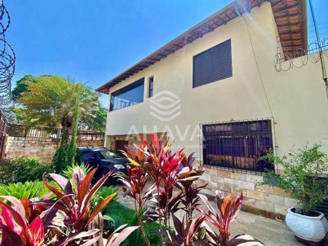 Casa com 4 Quartos à Venda, 388m²