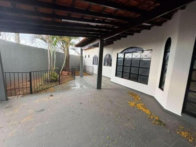 Casa com 4 quartos à venda, bairro Presidente Roosevelt Uberlândia/MG