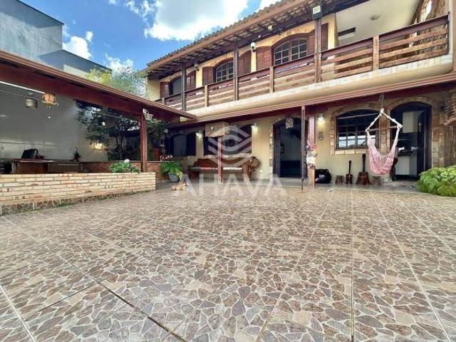 Casa com 4 Quartos à Venda, Copacabana, próximo à Avenida Portugal