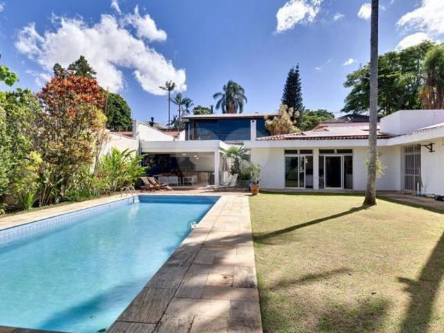 Casa Térrea reformada 4 suítes Jardim Cordeiro
