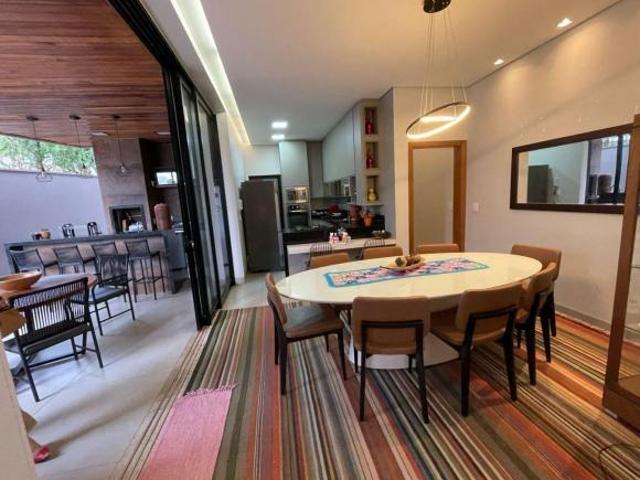 Casa com 4 quartos à venda no Condomínio Raros Uberlândia/MG