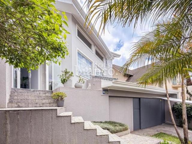 Casa com 4 quartos, área gourmet e quintal