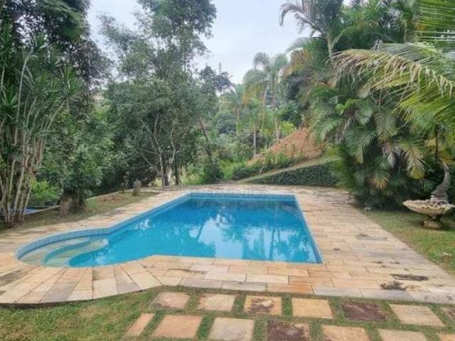 Casa com 4 quartos, duas suítes, piscina e terreno com mais de 1.600 metros quadrados