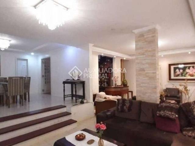 Casa com 4 quartos e 400m² para alugar em Teresópolis, Porto Alegre