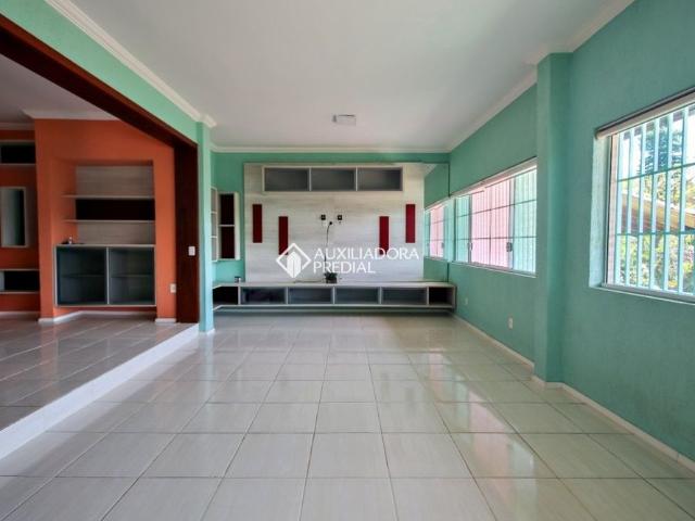 Casa com 4 quartos e 490m² para alugar em Boa Vista, Porto Alegre