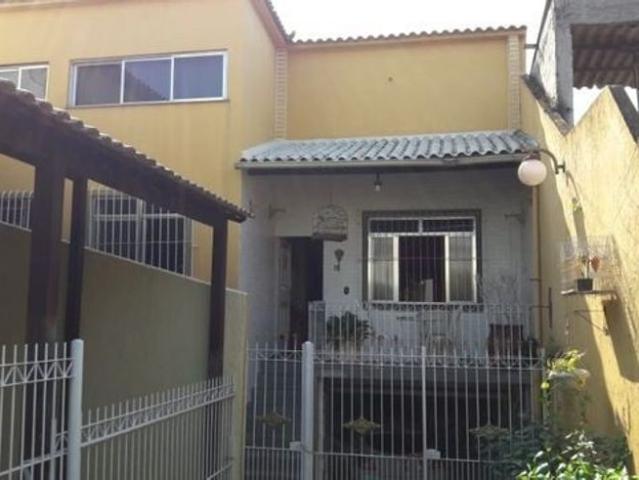Casa com 4 Quartos e 4 banheiros à Venda, 170 m² por R$ 450.000