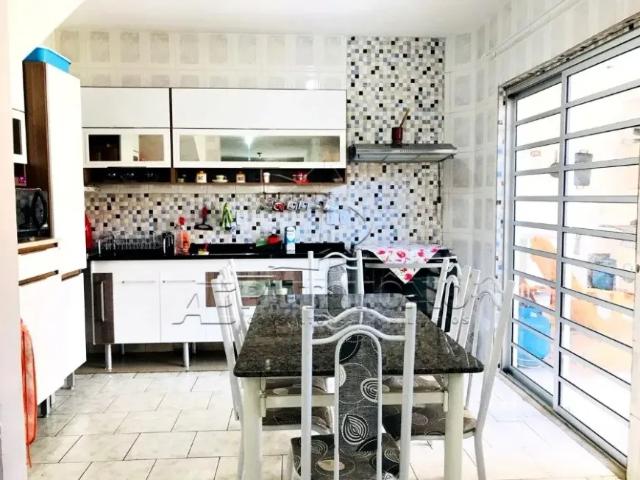Casa com 4 Quartos e 4 banheiros à Venda, 127 m² por R$ 371.000